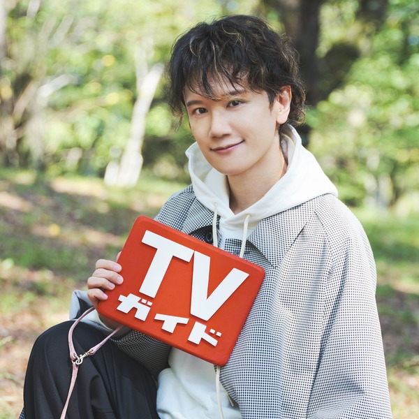 声優・KENNがワンちゃんと公園ロケでにっこり♪ 「週刊TVガイド」購入者特典は生写真！ コメントも到着 | アニメ！アニメ！